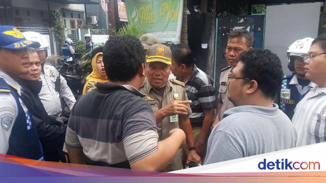 Di Jakarta, Jalanan di Gang-gang Sempit Kerap Jadi Parkir Liar!