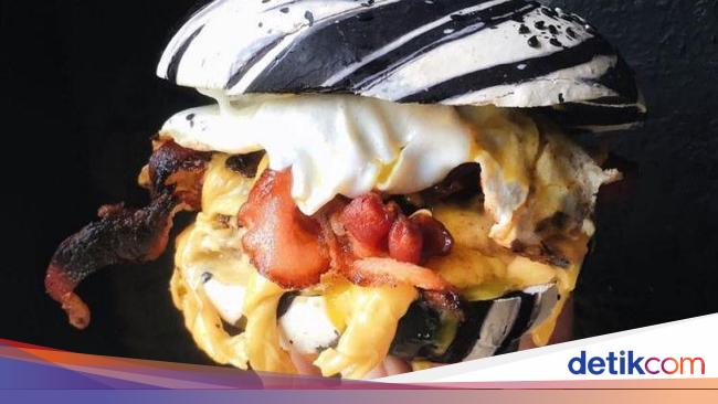 Goth Bagel Burger, Uniknya Bagel dan Burger yang Loreng Hitam Putih