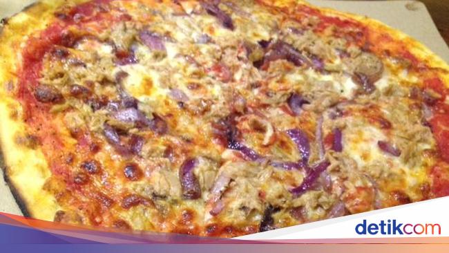 Yuk, Bersantai Sambil Menikmati Pizza Topping Tuna di Sini