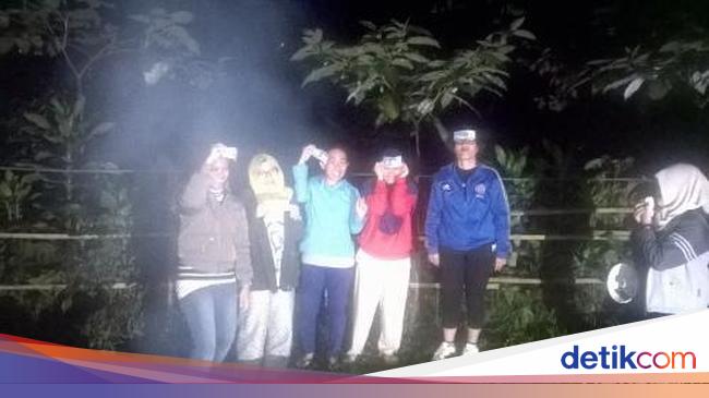 Asyiknya Pesta Api Unggun Sambil Bagi-Bagi Duit di Hulu Citarum