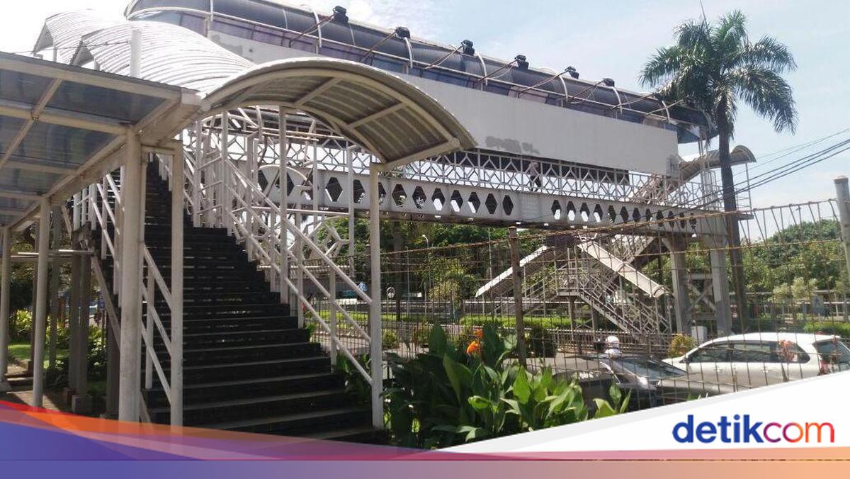 Selain Penuh Papan Reklame, Desain JPO di DKI Dinilai Tak 'Ramah' Pengguna