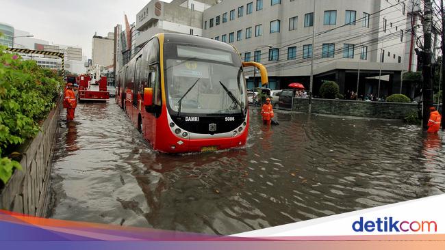 Jalan Trunojoyo Terendam Banjir