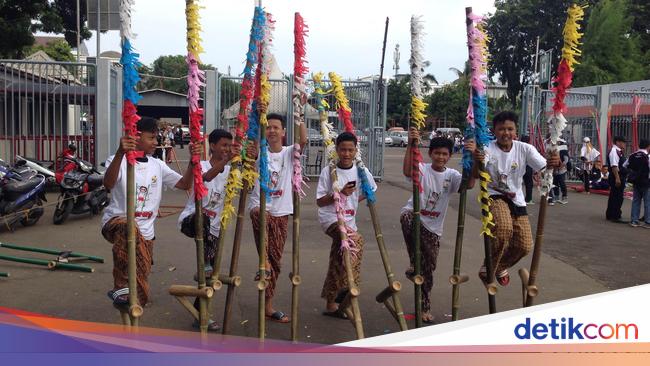 Asyik Main Egrang Sekaligus Berusaha Pecahkan Rekor Dunia