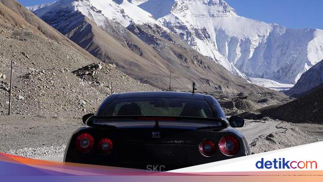 Mendaki Gunung Everest dengan Mobil Nissan GT-R