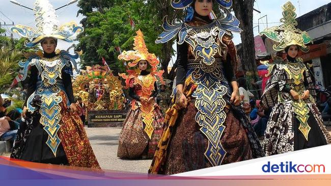 Pawai Batik Tulis Ditonjolkan Peringati HUT Kabupaten Pamekasan