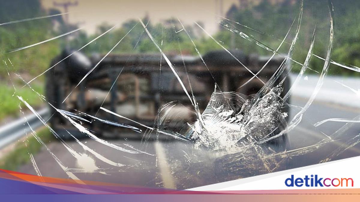 Truk Muatan Kardus Melintang di Tol Bekasi Arah Jakarta, Lalin Macet