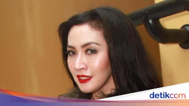 Pesona Istri Rommy Rafael dalam Busana Serba Hitam