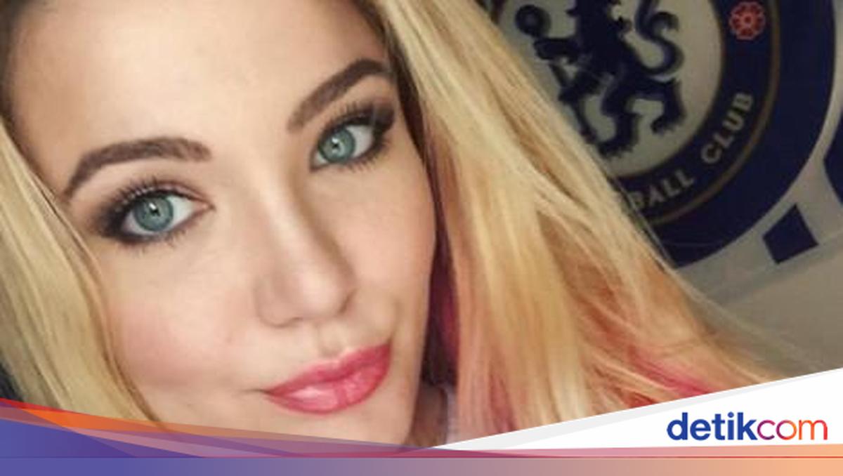 Emily, Si Cantik Seksi yang Nekat Nonton MU Berkostum Chelsea