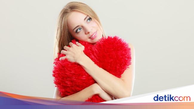 15 Tanda Wanita Menyukai Pria Secara Diam-Diam