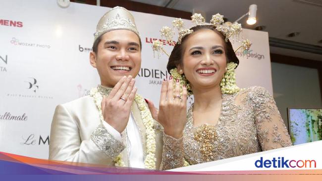 Cerita Prosesi Akad Nikah Acha Septriasa