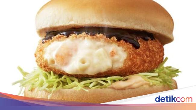 Wah, Enaknya Burger Berisi Kroket Udang dan Makaroni yang Renyah Gurih Ini!