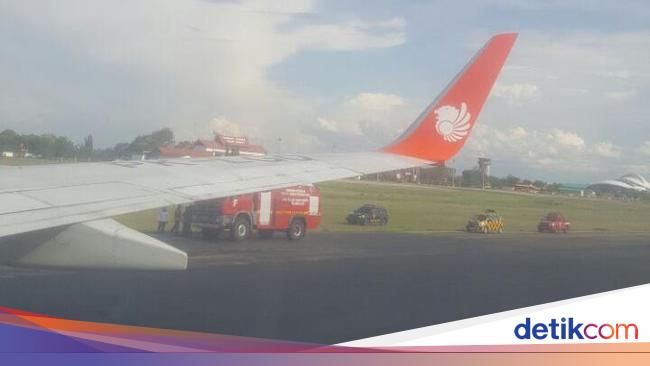 Lion Air Nyangkut di Aspal Runway Bandara Kalteng, Penumpang Tertahan 1 ...