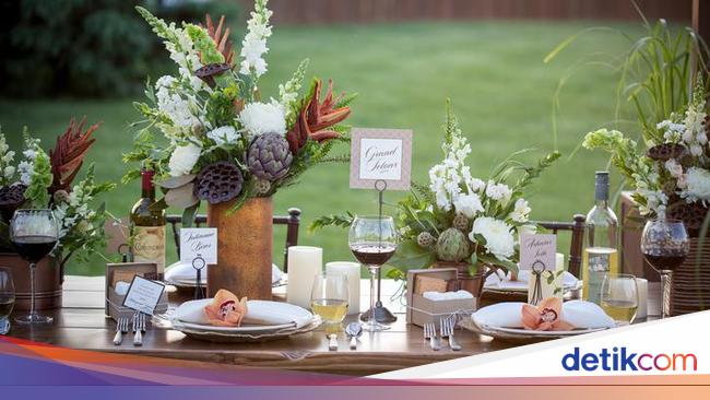 Percantik Meja Jamuan Natal dengan Sentuhan Bunga Hingga Hiasan Mungil