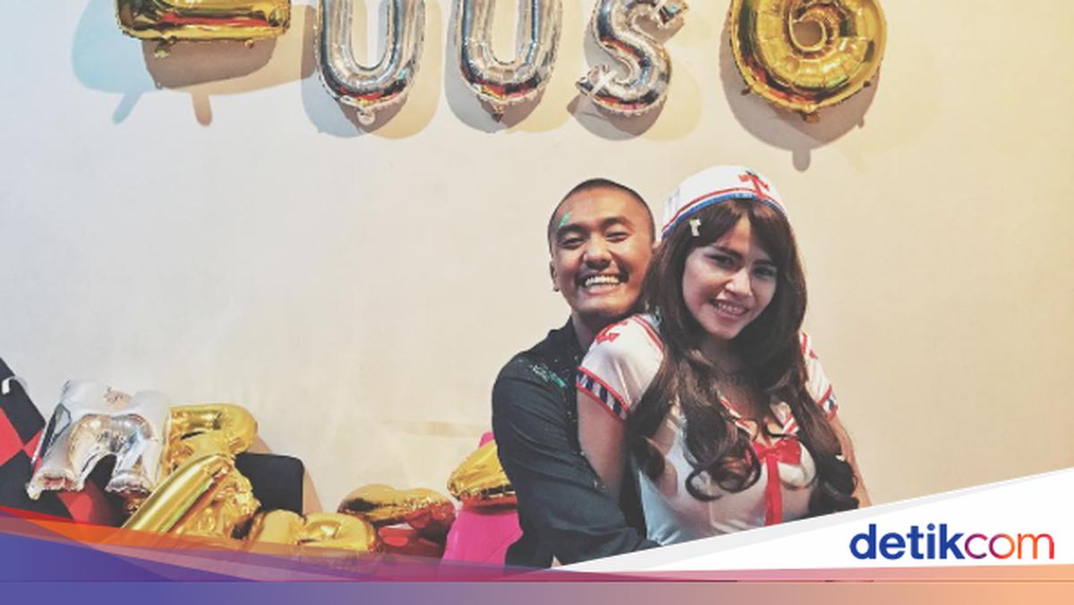 Selain Foto Ciuman, Ini Potret Kemesraan Uus dan Istri di Hari Ultahnya
