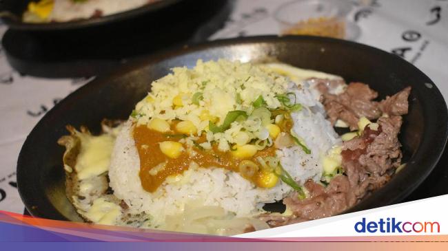 Gurih Hangat, Nasi Hot Plate Kari dengan Lelehan Keju Mozarella