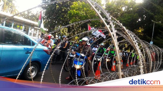 Kawat Berduri Siap Hadang Massa FPI Kawat Berduri Siap Hadang Massa FPI