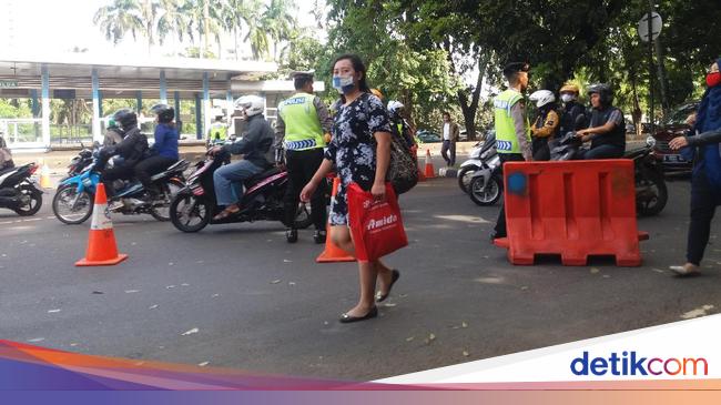 Mohon Maaf, Jalan Menuju SCBD Ditutup saat Demo FPI