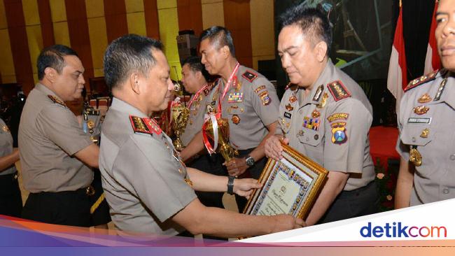 Kapolri Beri Penghargaan ke 5 Kapolres Terbaik Kapolri Beri Penghargaan ke 5 Kapolres Terbaik
