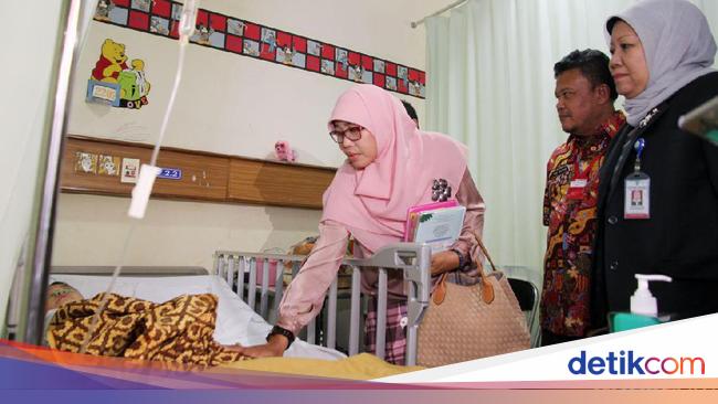 Netty Heryawan dan Dedi Mulyadi Jenguk Jamal Bocah yang Kehilangan Lengannya