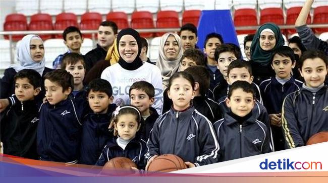 Kisah Indira Kaljo, Atlet Basket AS Berhijab yang Menginspirasi