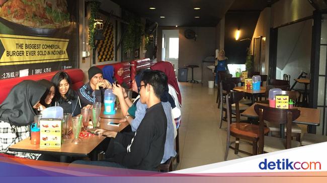 Mau Coba Godzila Burger Berisi 5 Tumpuk Patty Seberat 1 Kg?