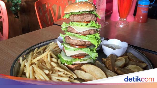 Dino Steak & Pasta: Seru dan Mantap! Godzila Burger Berisi 5 Tumpuk ...