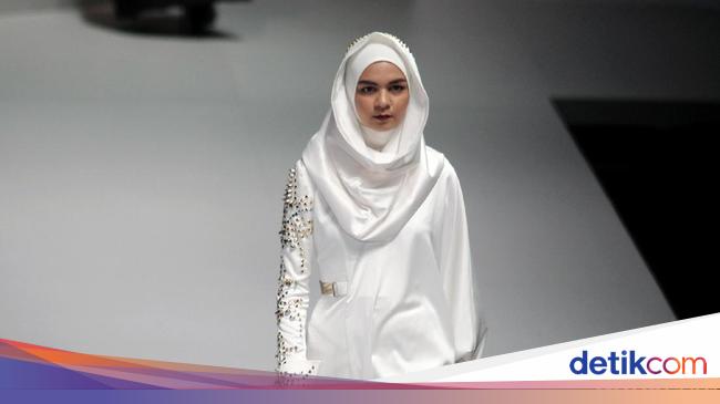 Foto: Koleksi Norma Hauri di Indonesia Fashion Week 2017