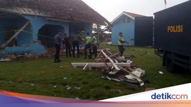 Polisi Bersihkan Puing Pos TNI AU Ujung Genteng yang Dirusak Massa
