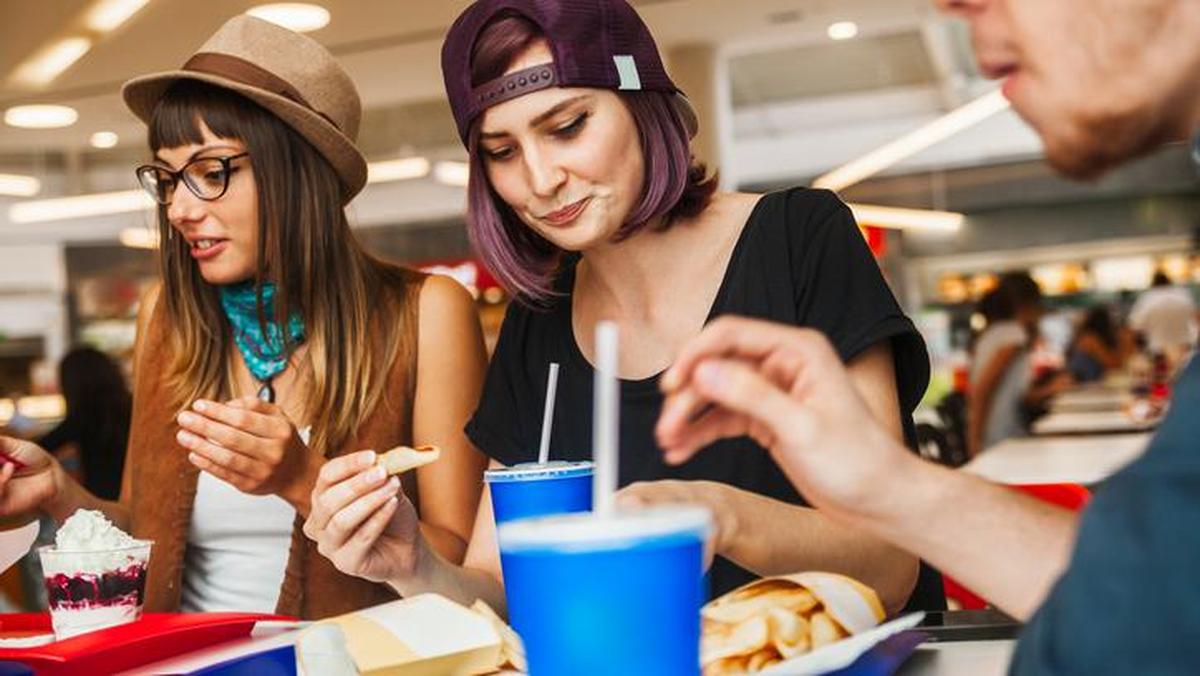 Meskipun Kurus, Wanita yang Rutin Konsumsi Junk Food Berisiko Kanker