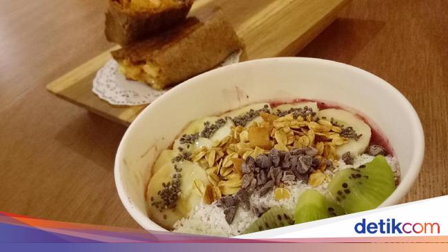 Berrywell: Segar Menyehatkan Smoothies Bowl Acai Berry dan Lemon Chia Cake
