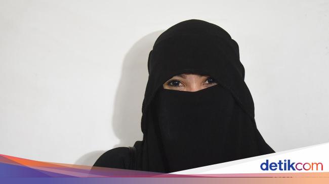 Kena Santet, Indadari Bakar Kain Kafan yang Tertanam di Rumahnya