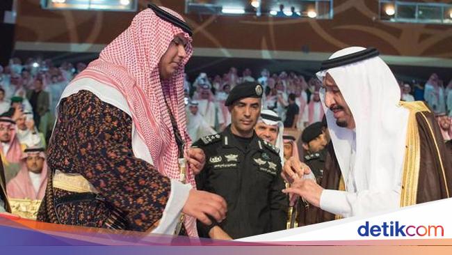 Kisah Pangeran Rakan dan Tangis Haru Raja Salman Saat Kelulusannya Kisah Pangeran Rakan dan Tangis Haru Raja Salman Saat Kelulusannya
