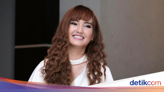 Billa 'Barbie Cikarang' tampil Keriting, Yay or Nay?