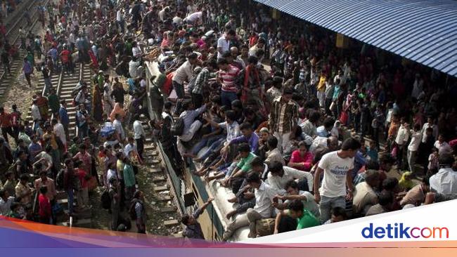 Potret Kereta Api Super Padat yang Bikin Ngeri