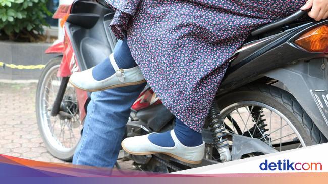 Ladies, Begini Cara Aman Bonceng Motor Saat Pakai Rok