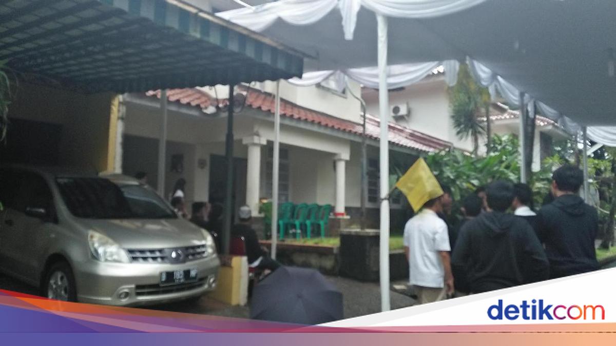 Para Pelayat Mulai Berdatangan ke Rumah Manajer JKT48 Inao Jiro