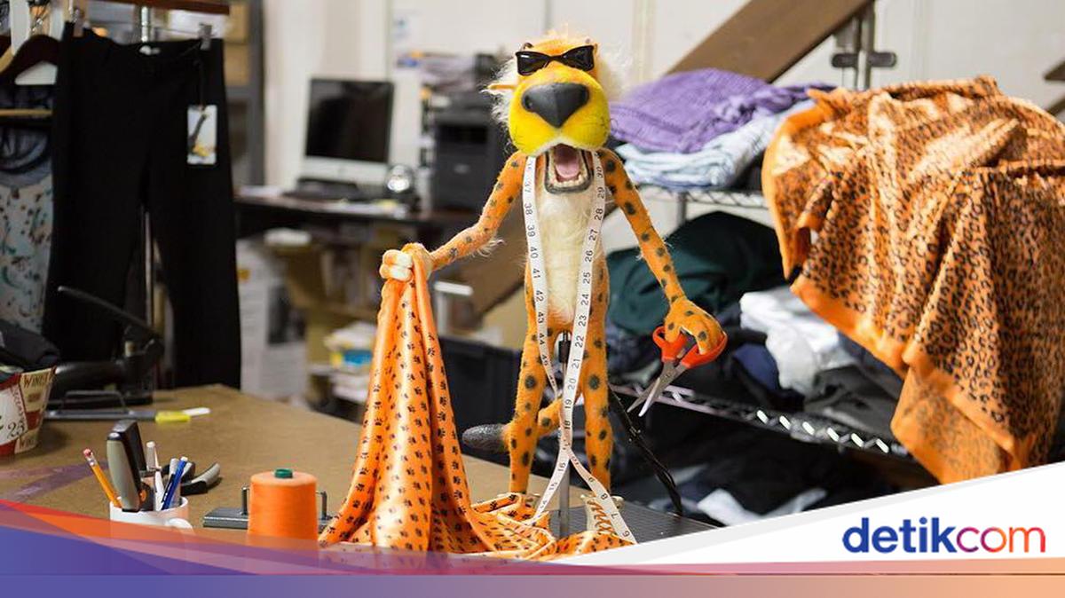 Dengan Celana dan Syal Ini, Ngemil Cheetos Bisa Tetap Stylish