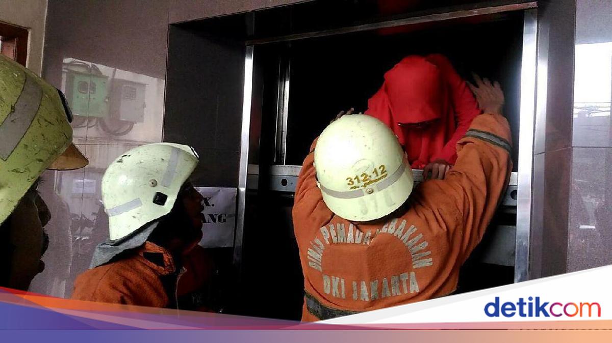 Petugas Berhasil Evakuasi Karyawan yang Terjebak di Lift Gedung NCS