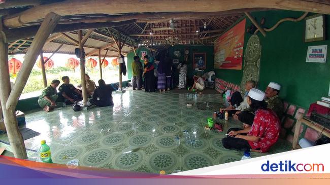 Haru dan Gembira Warnai Pertemuan Pertama Abah Rojab dan Mbah Fanani