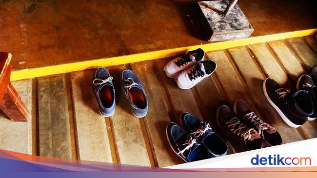 Alasan di Balik Anjuran Melepas Sepatu Saat Masuk Rumah