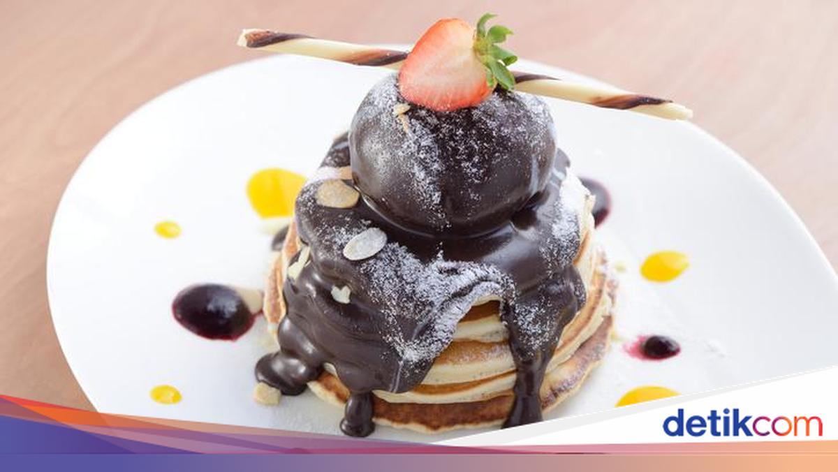Asyiknya Membuat Pancake Oreo Saus Cokelat Bersama Si Kecil