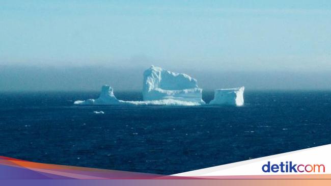 Penampakan Gunung Es Terapung di Laut