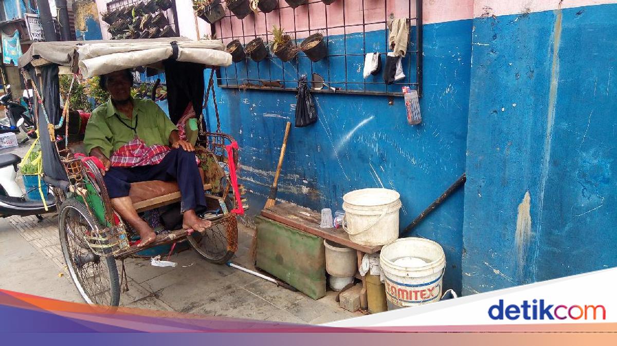 20 Tahun Ade Jadi 'Manusia Becak' di Bandung