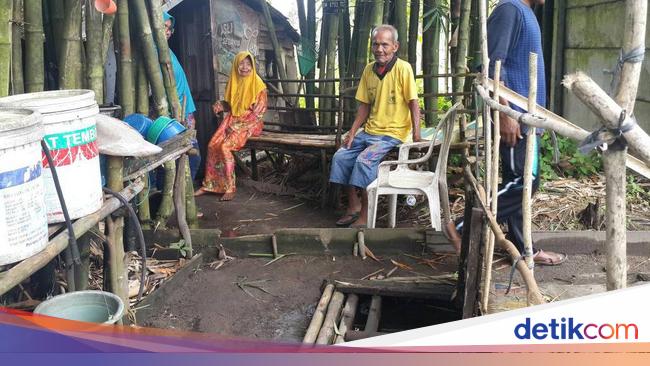 Kebesaran Hati Kakek-Nenek Penghuni Gubuk Reyot di Kebun Bambu Kebesaran Hati Kakek-Nenek Penghuni Gubuk Reyot di Kebun Bambu
