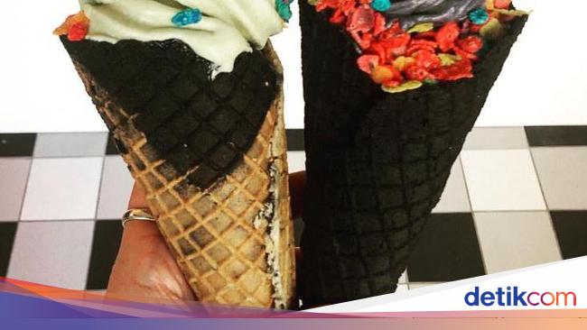 Sluurp! Uniknya Es Krim Serba Hitam Pekat dari Los Angeles