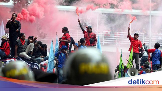 Massa Buruh Nyalakan Bom Asap dan Kembang Api