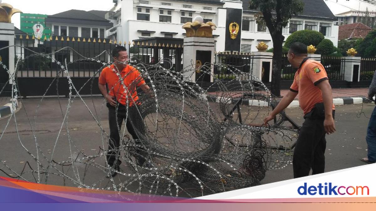 Aksi 55 Bubar, Petugas Barrier Polda Metro Angkut Kawat Berduri