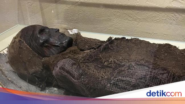 Foto Bareng Mumi di China, Berani Nggak?