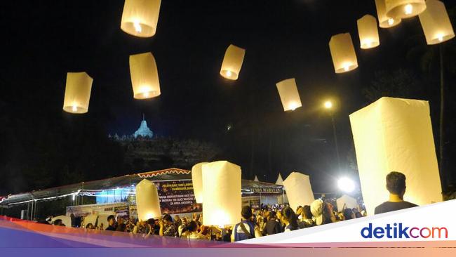 Wah... Cantiknya Lampion Waisak Hiasi Langit Borobudur