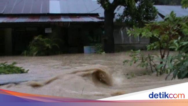 Ratusan Rumah di Kendari Terendam Banjir 1 Meter, Warga Kalang Kabut